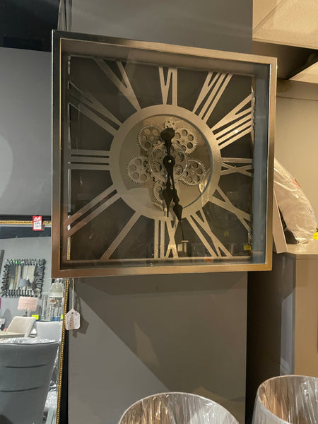 Large cogs clock